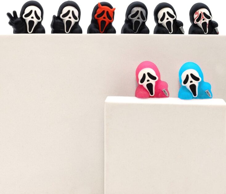 Toys: Ghost Face in Different Places Mystery Mini Vinyl Figure (Culture ...